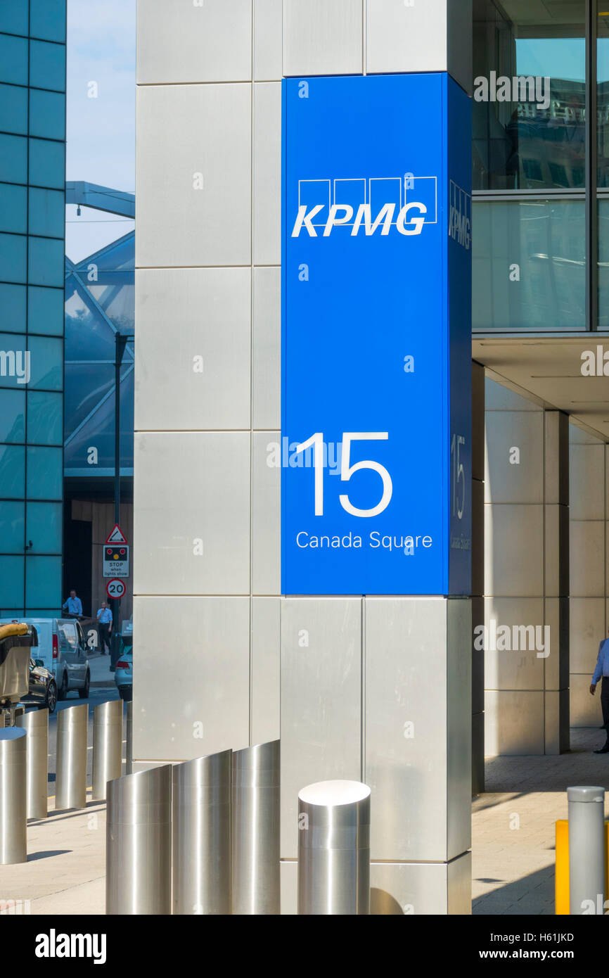 Kpmg canada square hi-res stock photography and images - Alamy