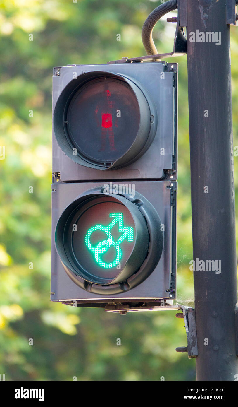 Cool green signals at Trafalgar Square in London Stock Photo - Alamy
