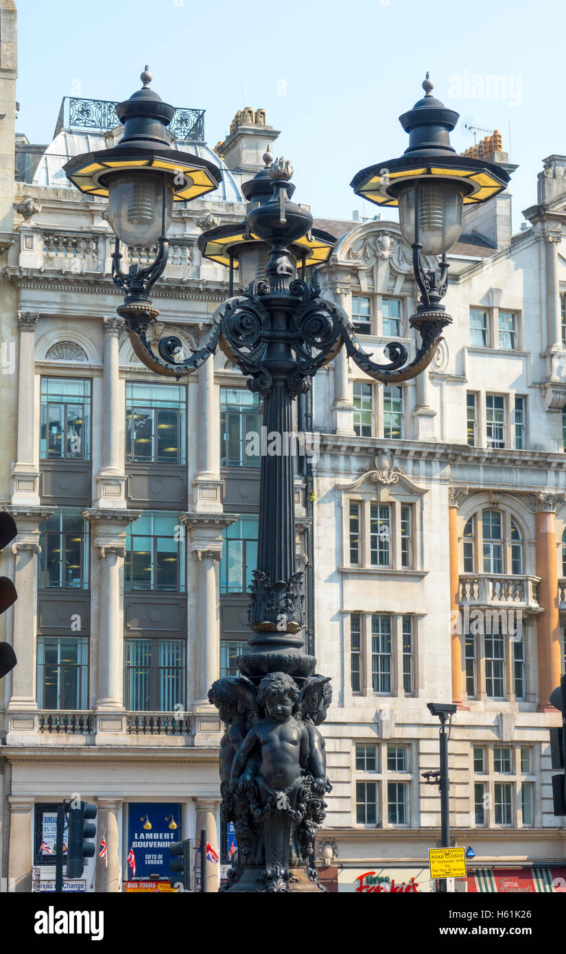Street lanterns at Trafalgar Square in London Stock Photo - Alamy