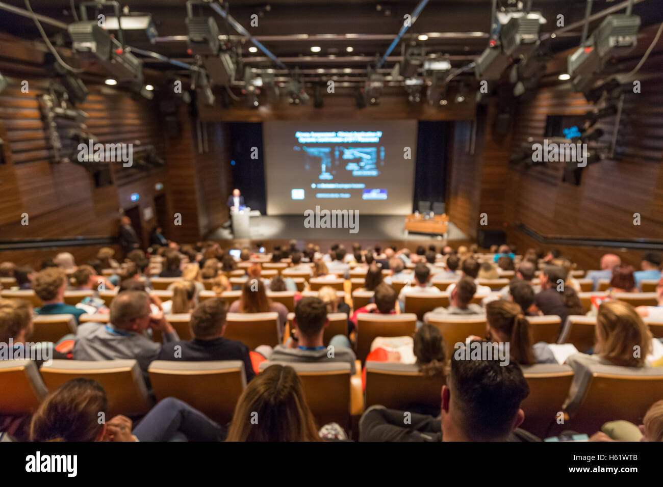 Speaker giving talk meeting hi-res stock photography and images - Alamy
