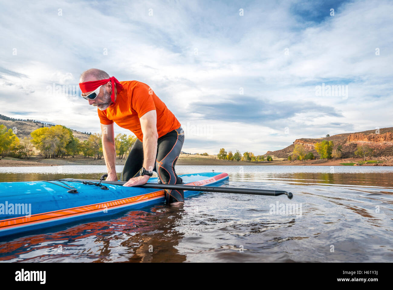 Launching stand up paddleboard hi-res stock photography and images - Alamy