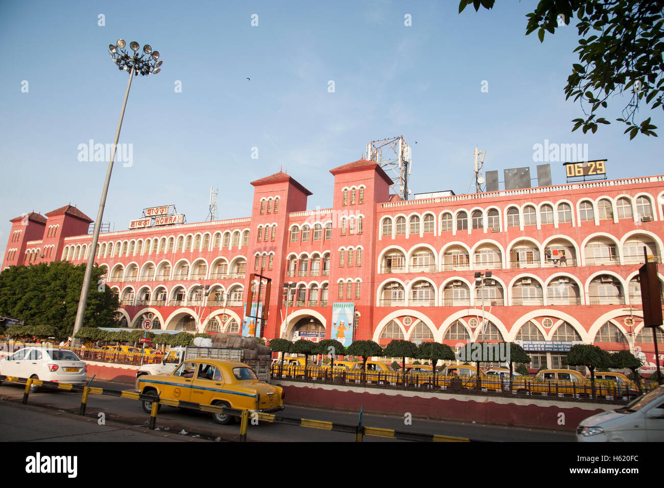 Howrah railway station hi-res stock photography and images - Alamy