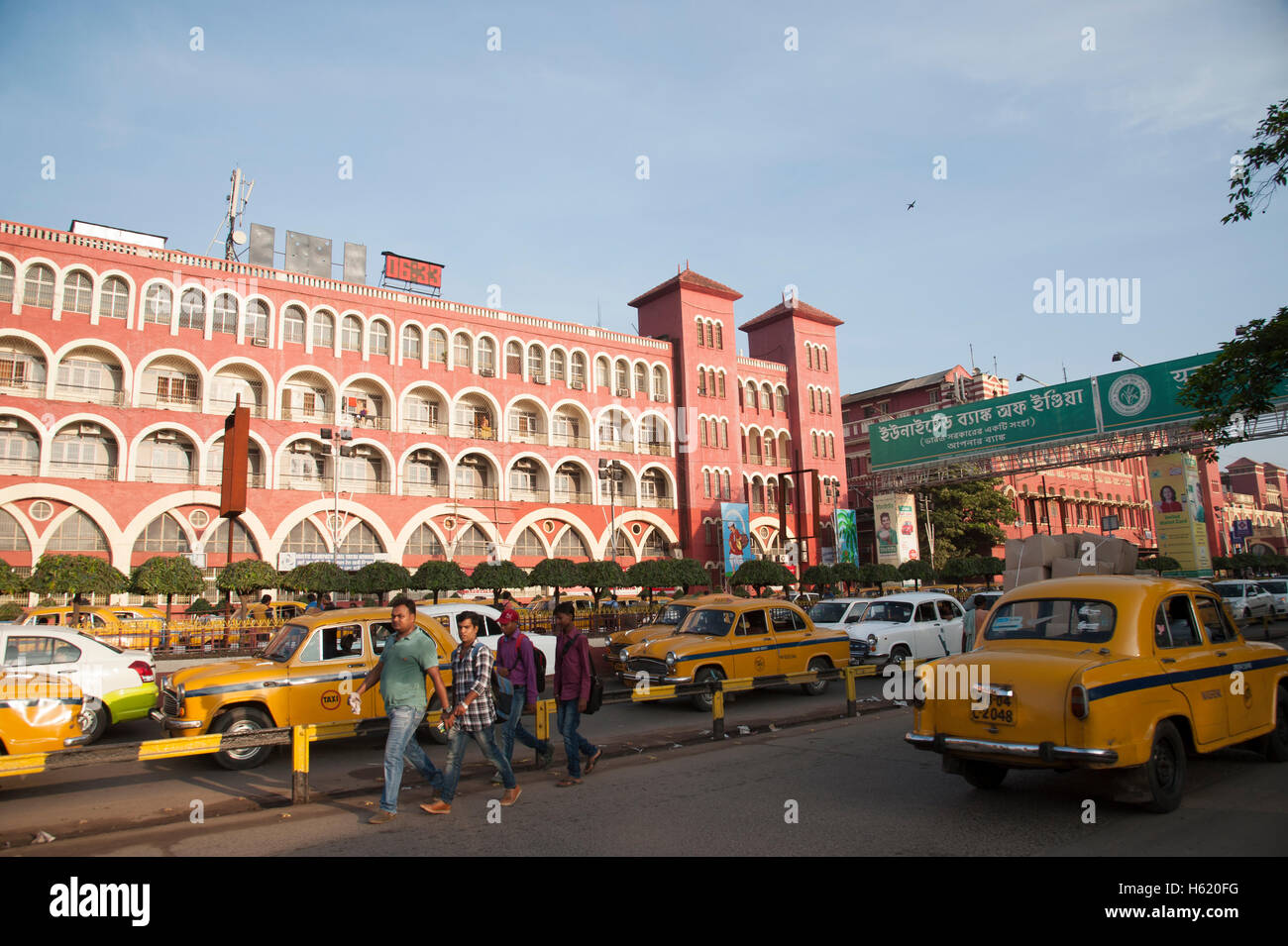 Howrah railway station india hi-res stock photography and images - Alamy