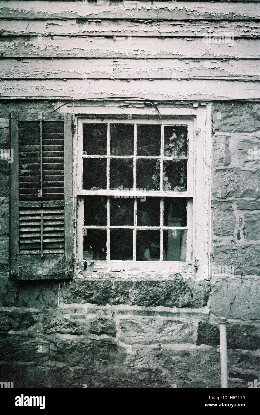 White windows black shutters hi-res stock photography and images - Alamy