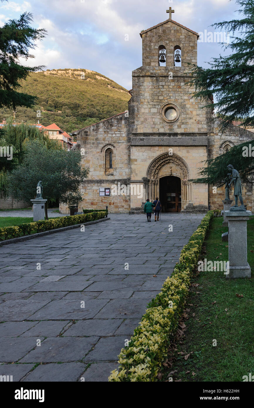 Romanesque church facades hi-res stock photography and images - Alamy