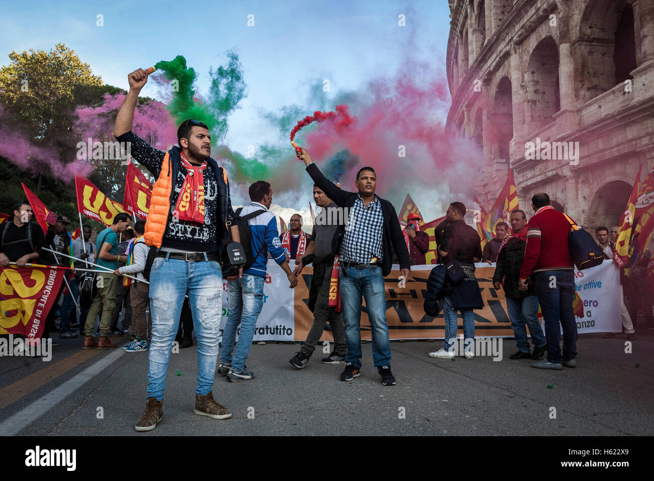 Rome, Italy. 22nd Oct, 2016. Thousands of people shout slogans and wave ...