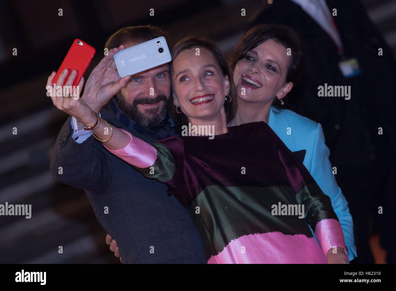 The english patient film premiere hi-res stock photography and images ...