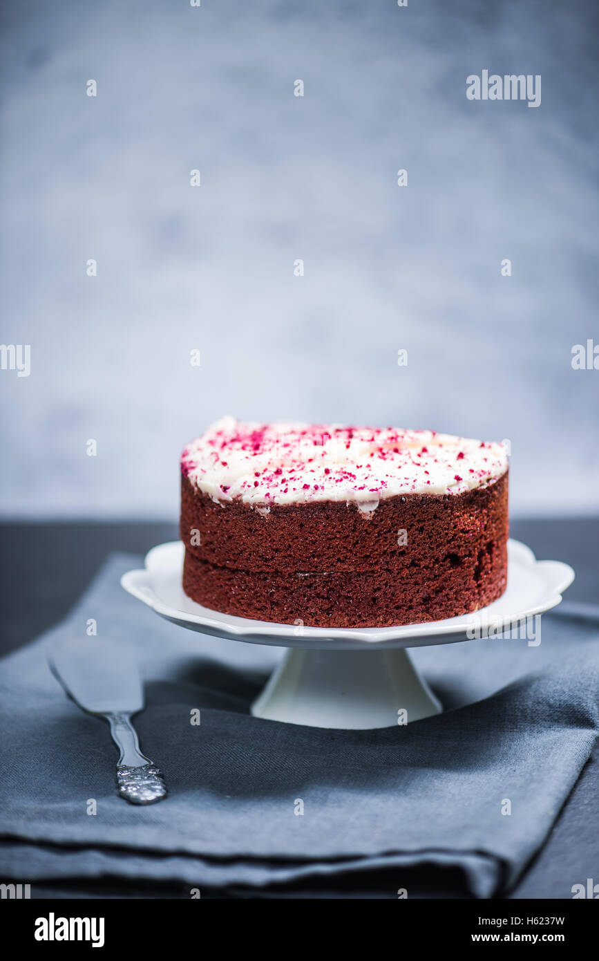 Red velvet cake on platter Stock Photo - Alamy