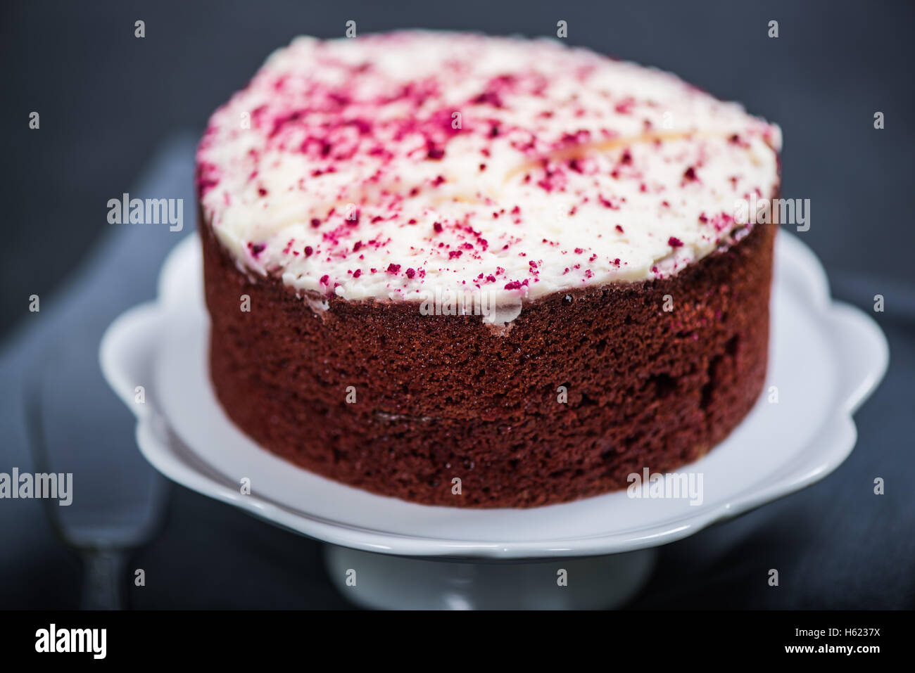 Red velvet cake on platter Stock Photo - Alamy