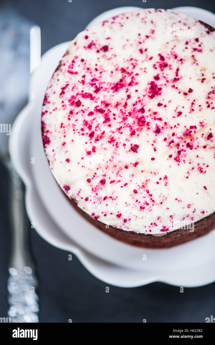 Red velvet cake on platter Stock Photo - Alamy