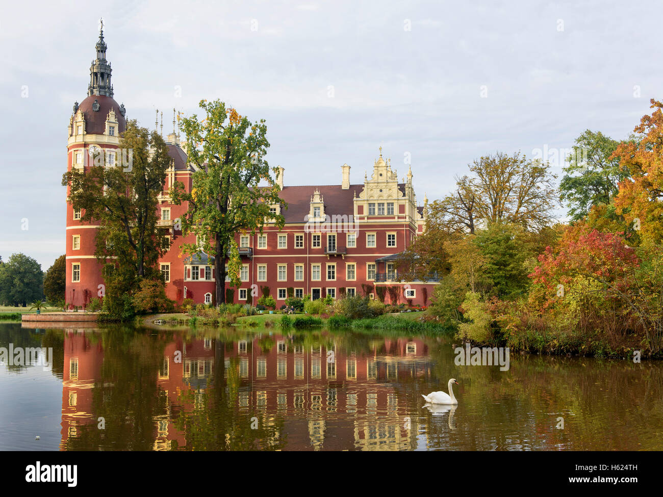 New Palace and palace pond in Fürst Pückler Park, Bad Muskau, Saxony ...
