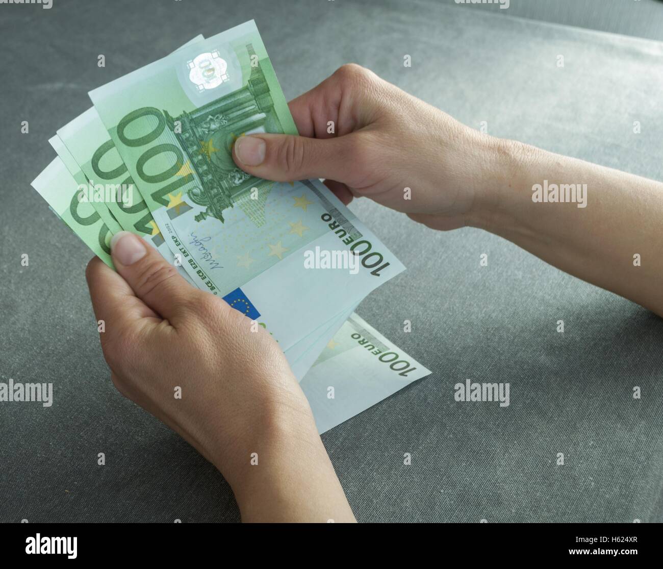 cash in hand Stock Photo - Alamy