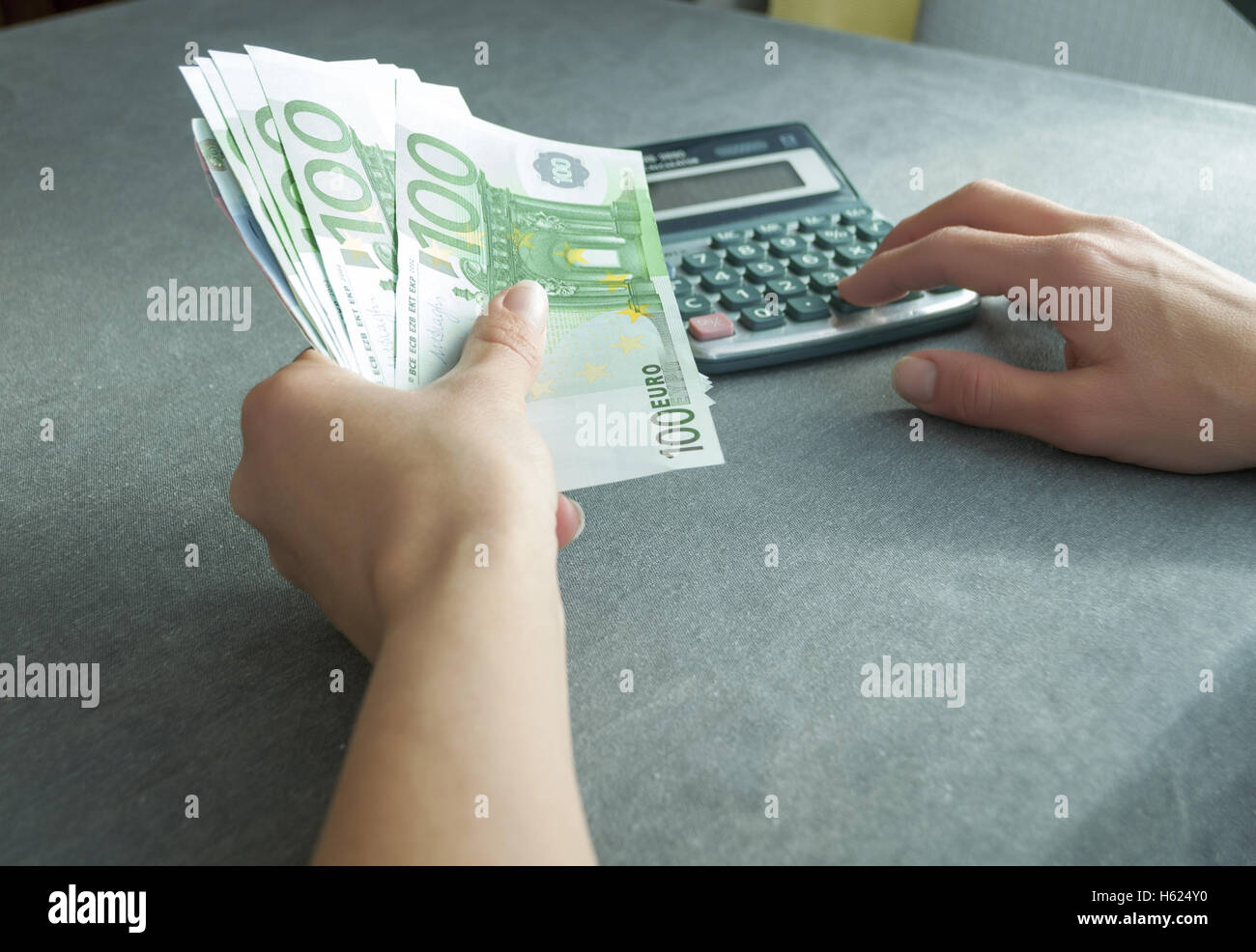 cash in hand Stock Photo - Alamy