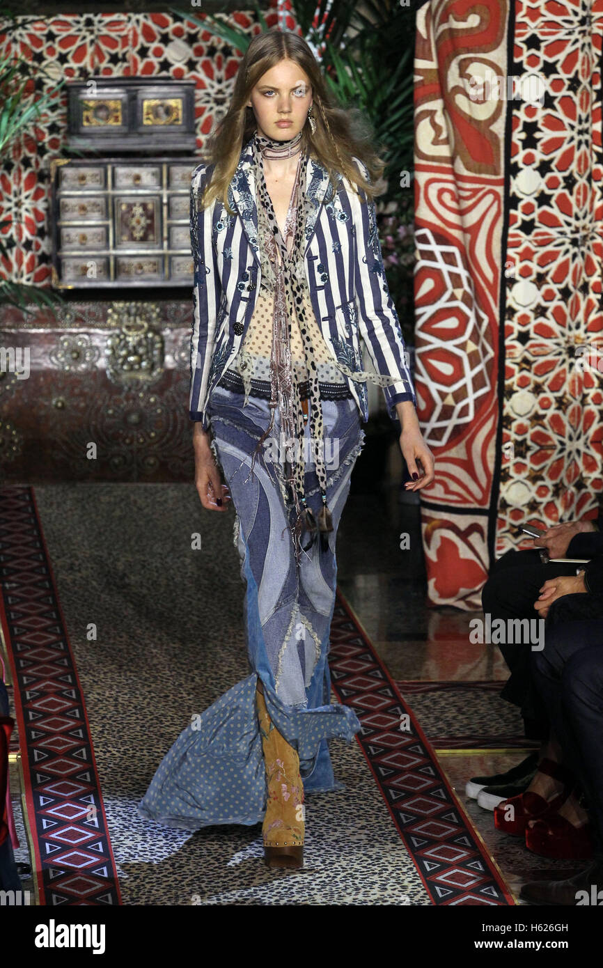 Milan Fashion Week Spring/Summer 2017 - Roberto Cavalli - Catwalk ...