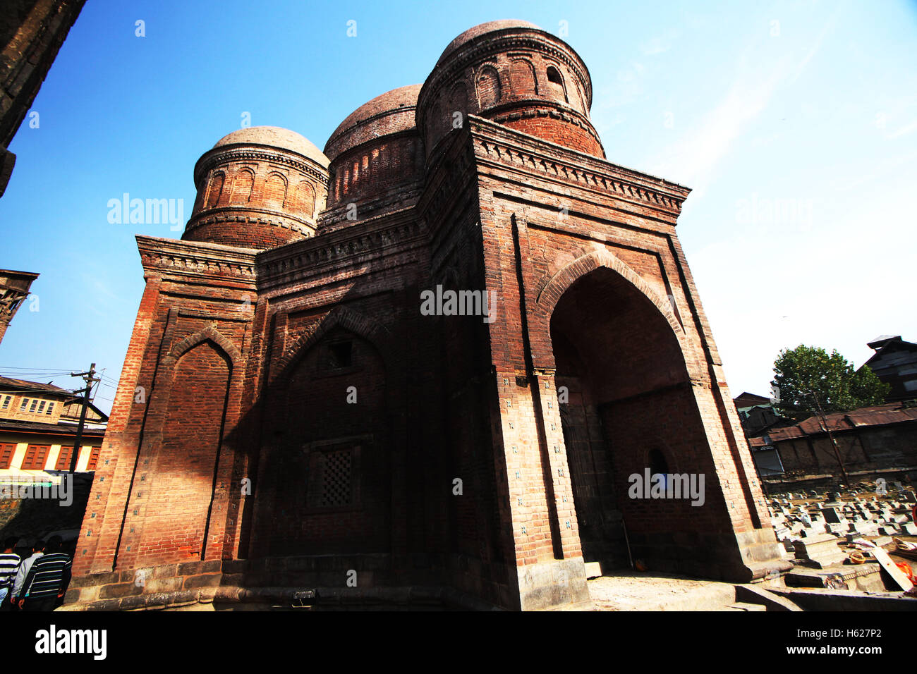 Srinagar, India. 23rd Oct, 2016. Budshah's tomb at Srinagar, is the ...