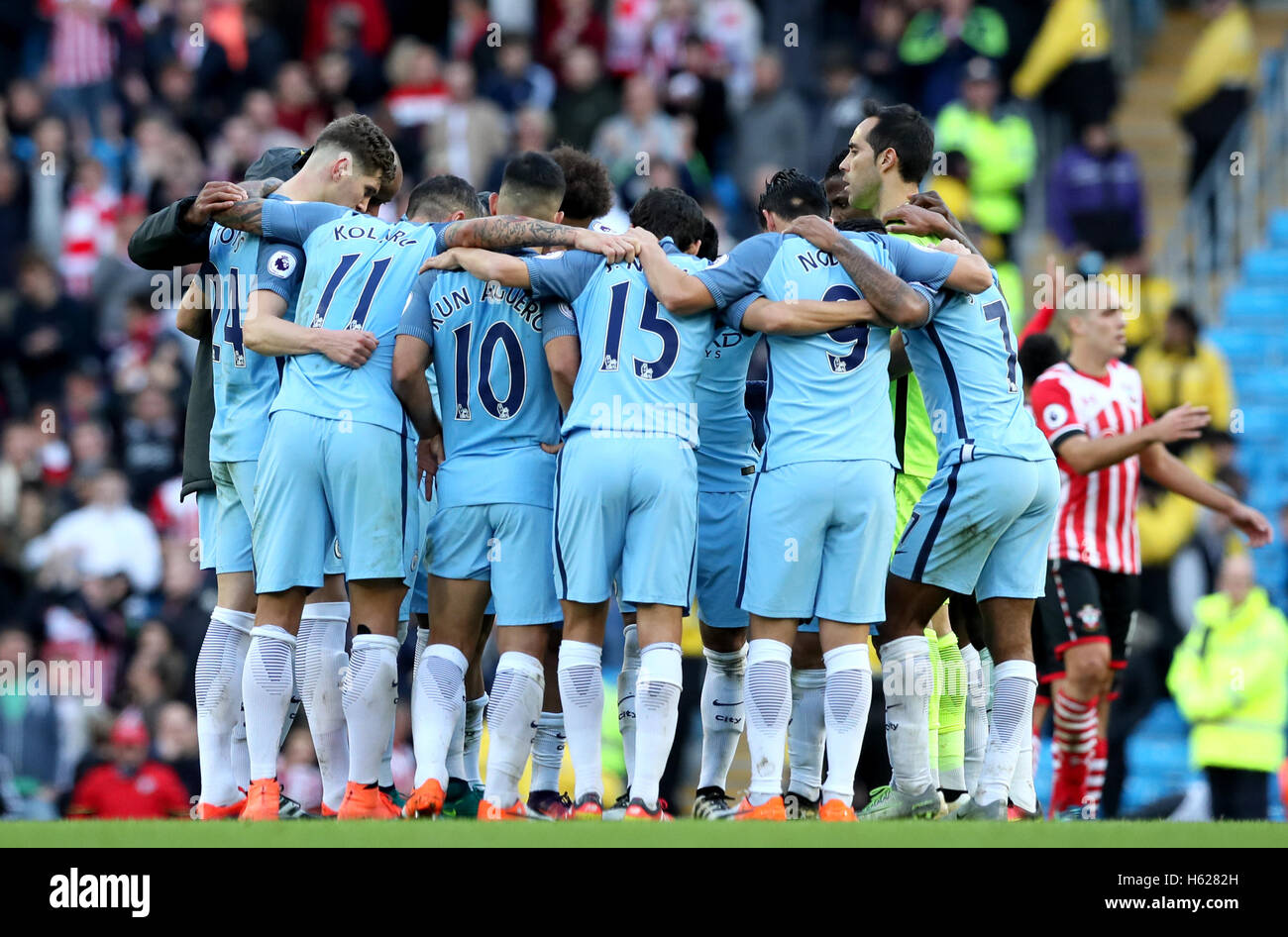 Soccer huddle manchester united hi-res stock photography and images - Alamy