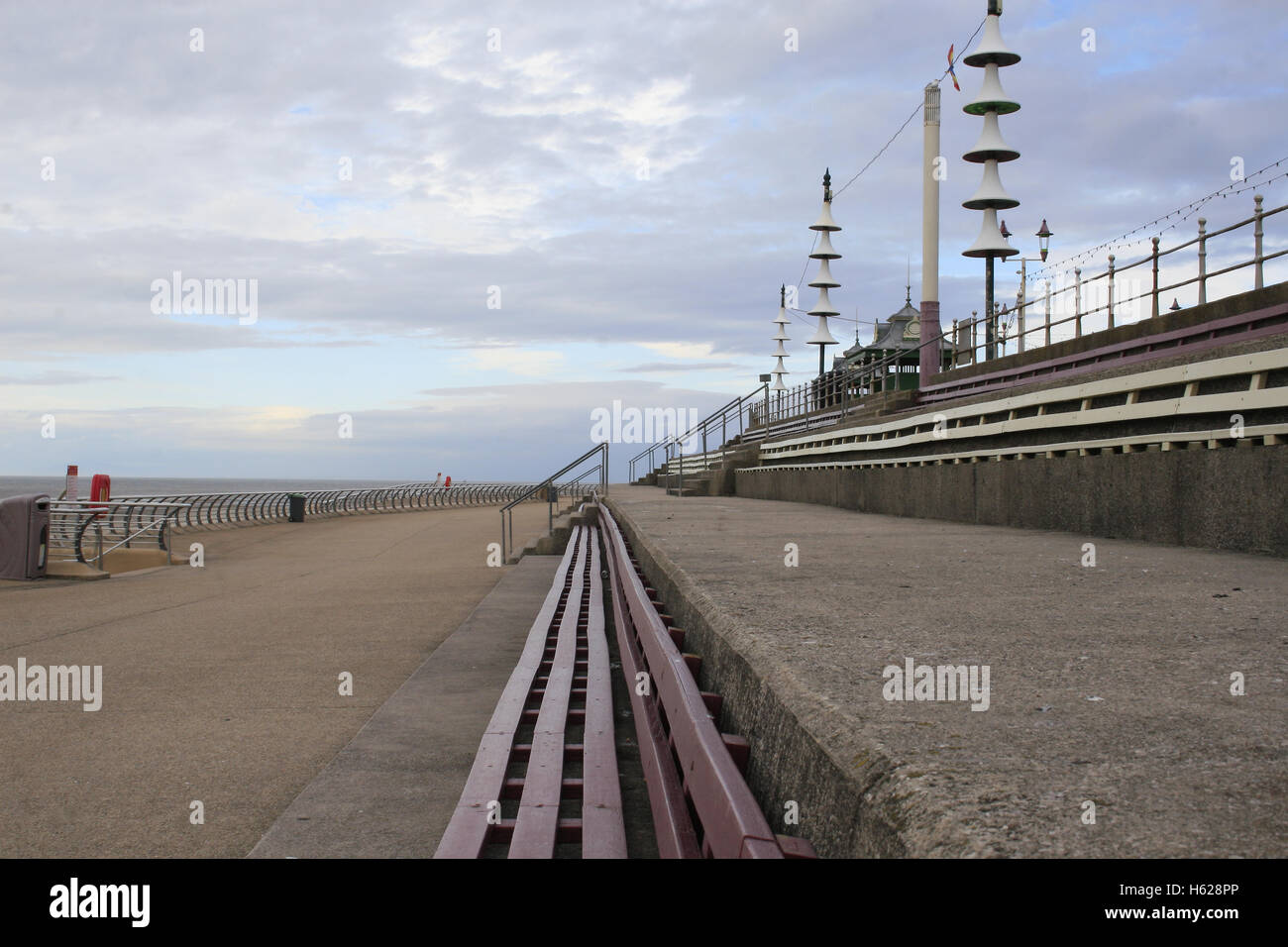 benches on north shore promenade, Blackpool, Lancashire, UK Stock Photo ...