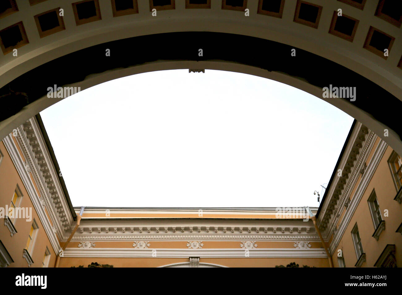 Arch top window hi-res stock photography and images - Alamy