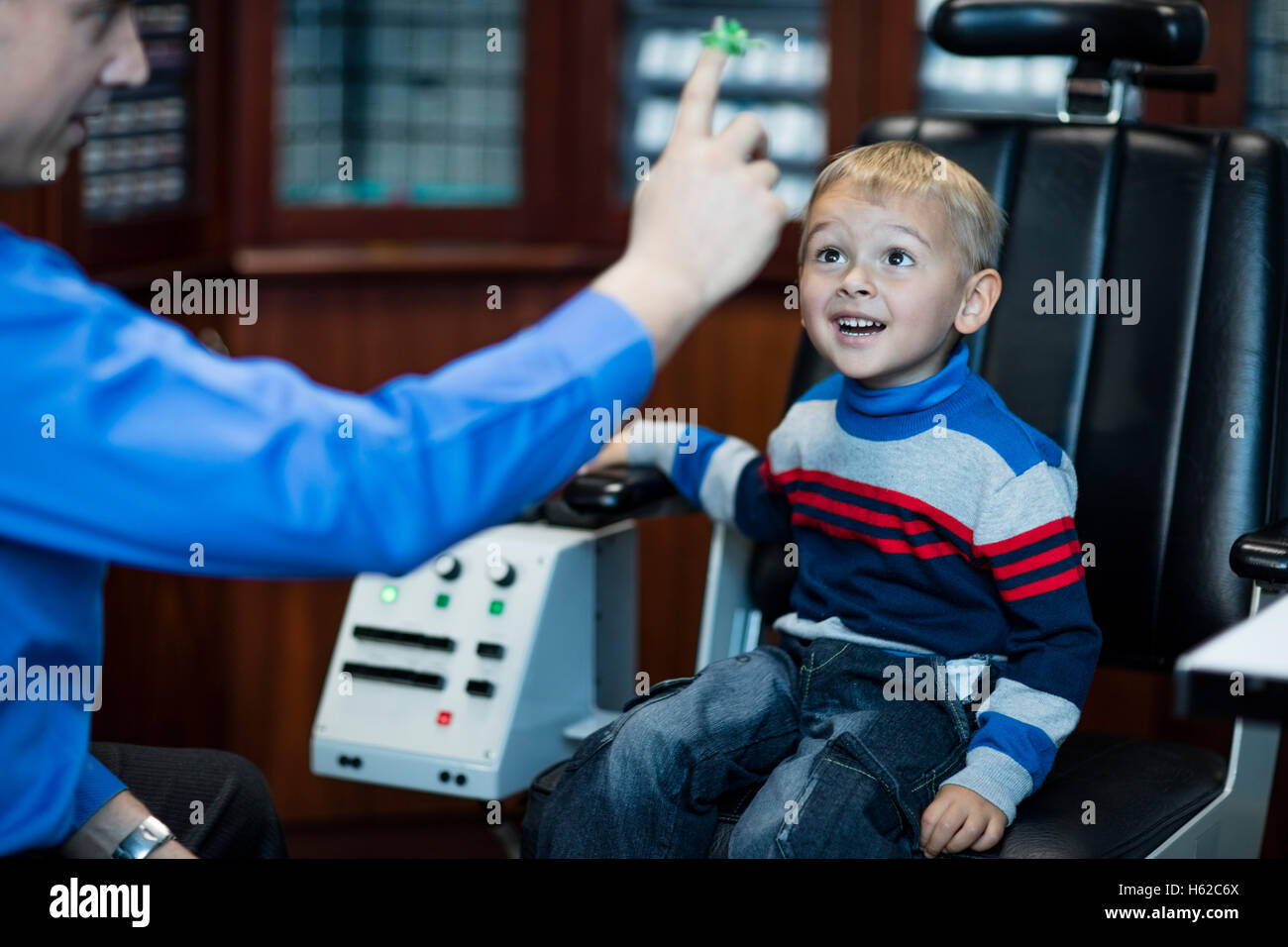 Boy doing eye test at optometrist Stock Photo - Alamy