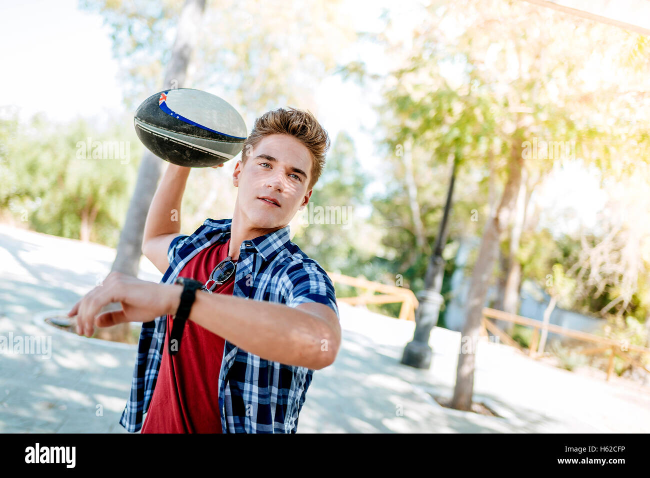Throwing rugby ball hi-res stock photography and images - Alamy
