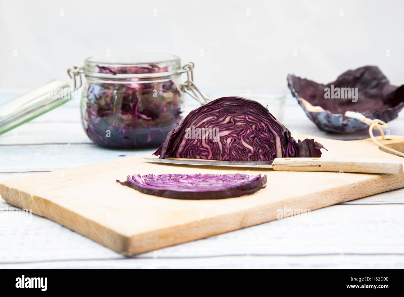 Fermenting red cabbage Stock Photo - Alamy