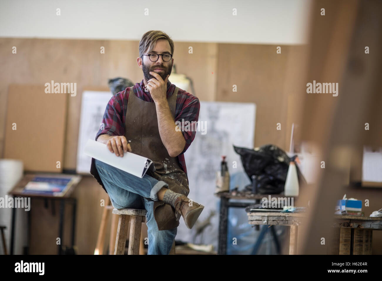 Artist thinking hi-res stock photography and images - Alamy