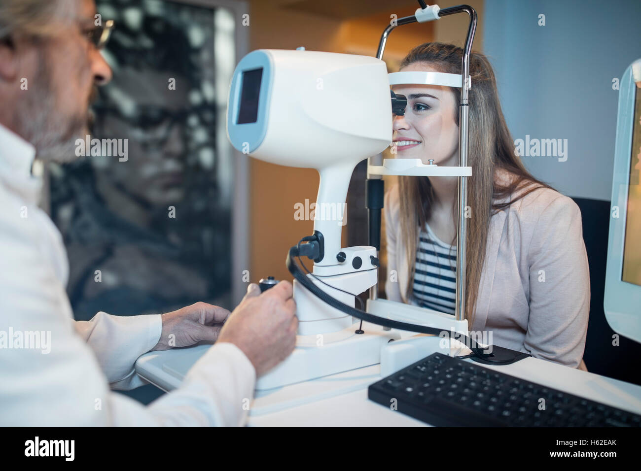 Young woman doing eye test at the optometrist's Stock Photo - Alamy