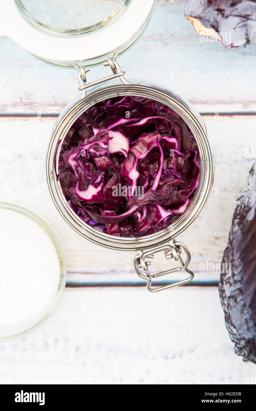 Preserving jar of fermenting red cabbage Stock Photo - Alamy
