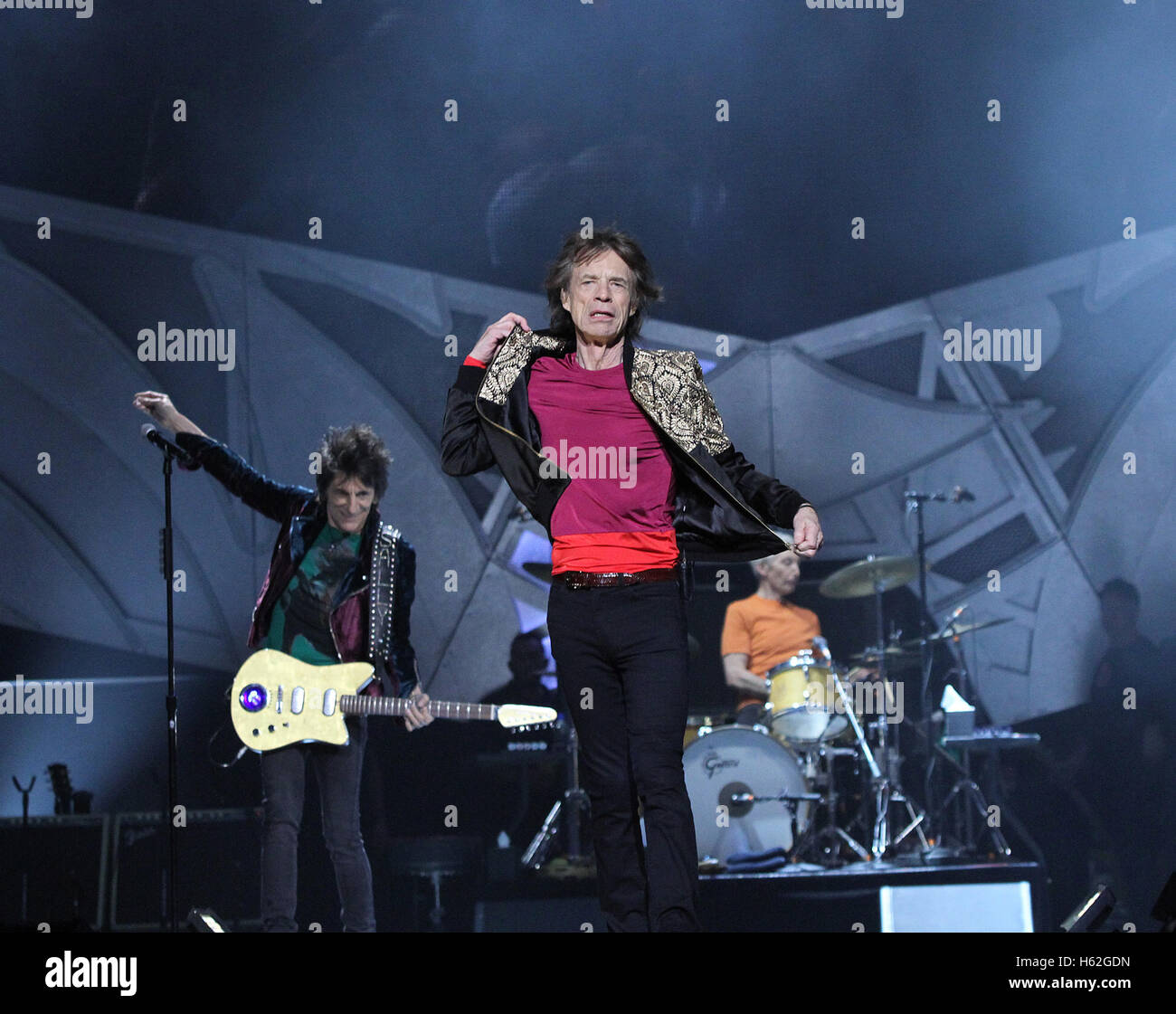Las Vegas, Nevada, USA. 23rd Oct, 2016. Guitarists Ronnie Wood, Keith ...