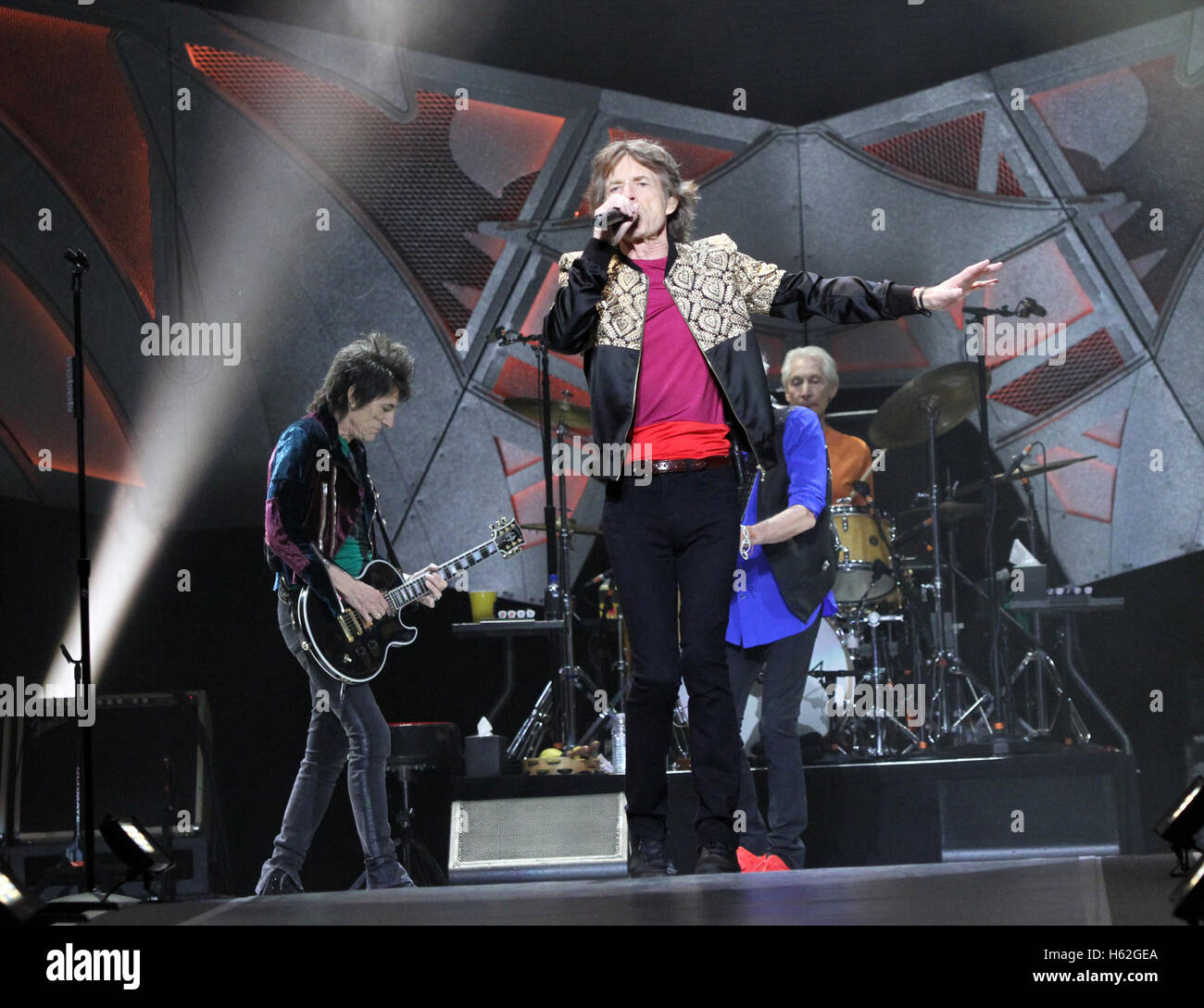 Las Vegas, Nevada, USA. 23rd Oct, 2016. Guitarists Ronnie Wood, Keith ...