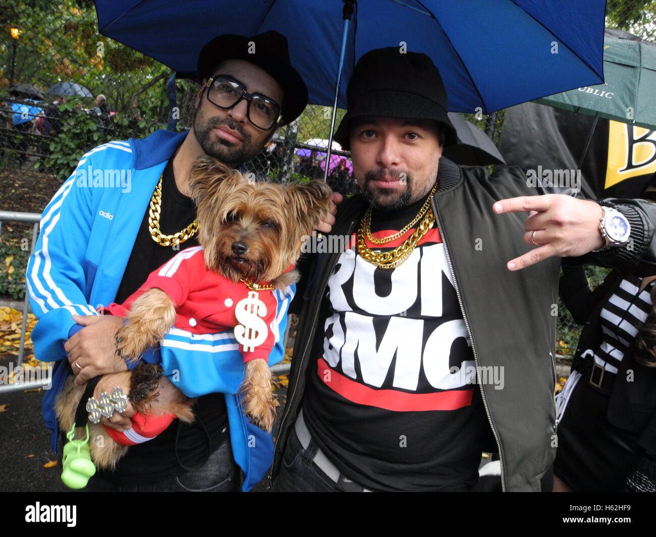 New York, USA. 22nd Oct, 2016. Two New Yorkers dressed up as rappers ...