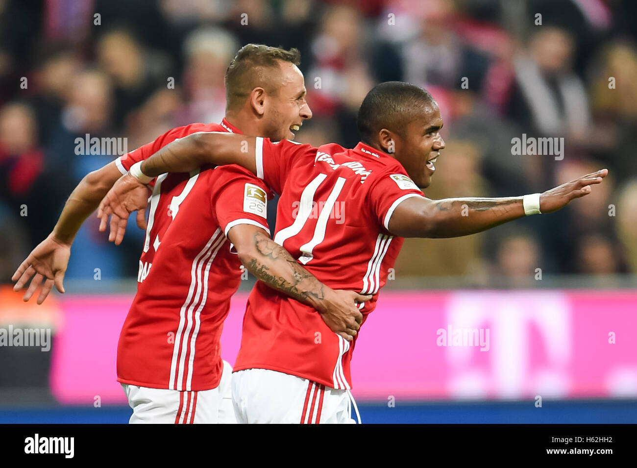 Munich, Germany. 22nd Oct, 2016. Munich's Douglas Costa de Souza (R ...