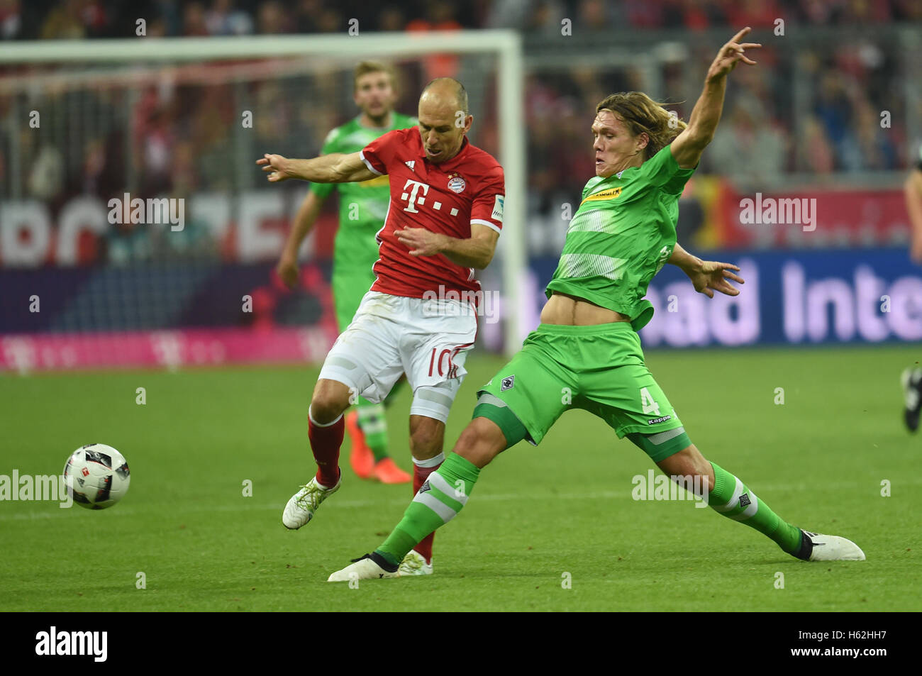 Munich, Germany. 22nd Oct, 2016. Munich's Arjen Robben (L) in action ...