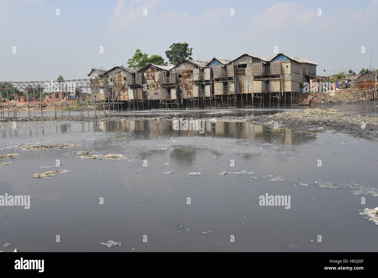 Dhaka city, Bangladesh. 22nd October, 2016. A view of Rayer Bazar slum ...