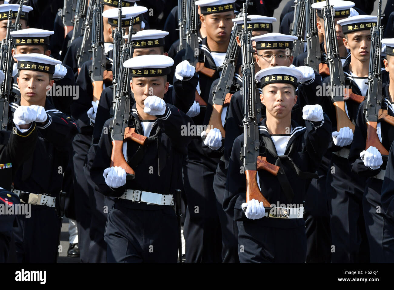 Asaka, Japan. 23rd Oct, 2016. Tanks, fighting vehicles and troops of ...