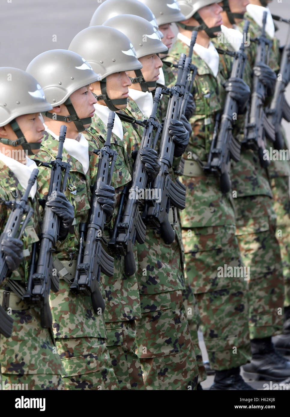 Asaka, Japan. 23rd Oct, 2016. Tanks, fighting vehicles and troops of ...