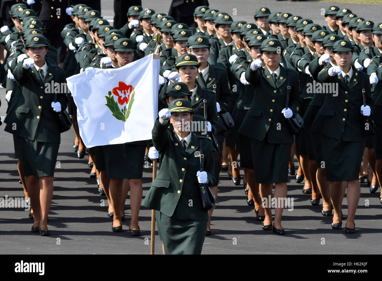 Asaka, Japan. 23rd Oct, 2016. Tanks, fighting vehicles and troops of ...