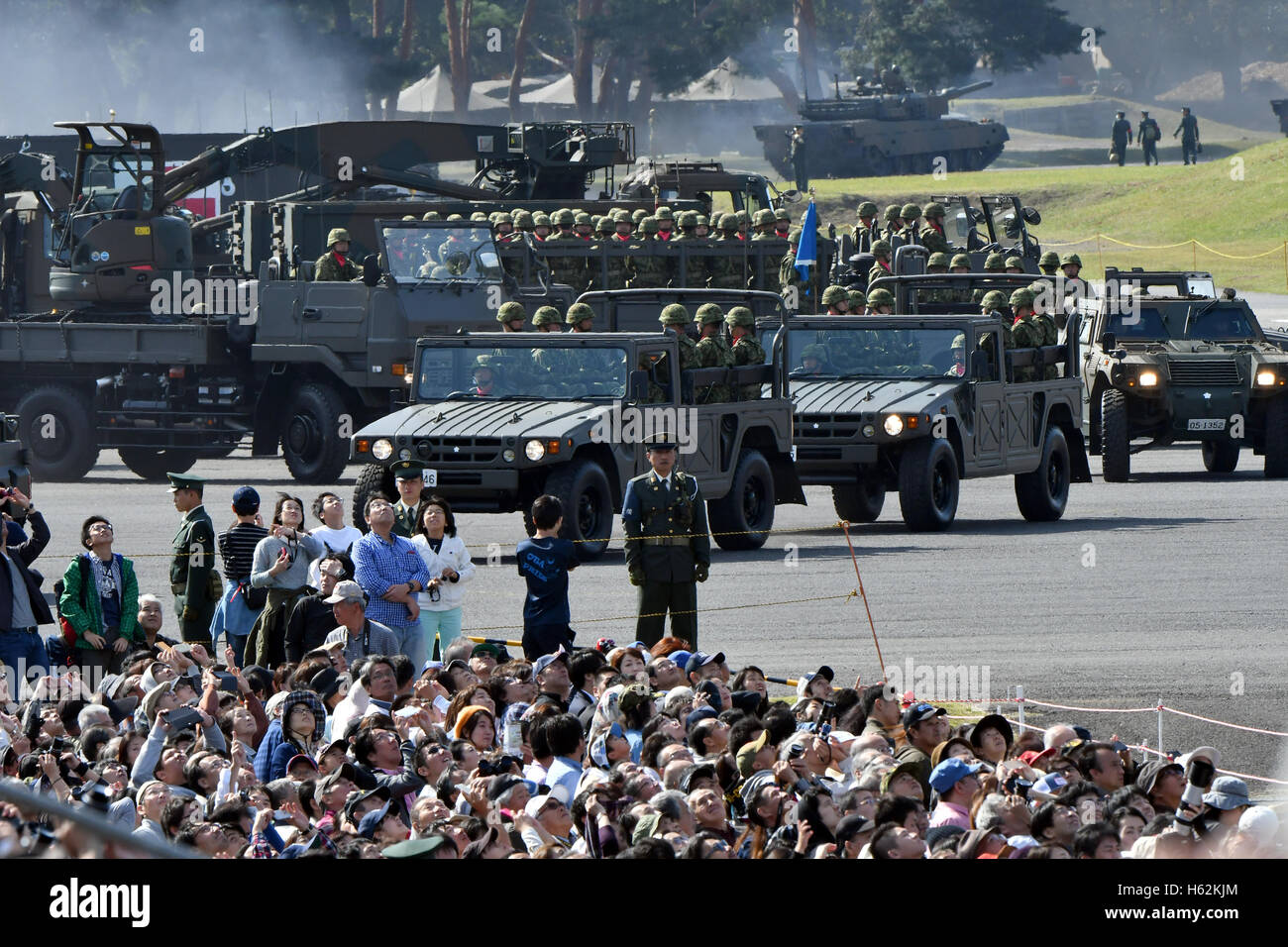 Asaka, Japan. 23rd Oct, 2016. Tanks, fighting vehicles and troops of ...