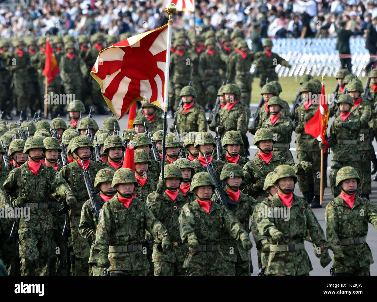 Asaka, Japan. 23rd Oct, 2016. Tanks, fighting vehicles and troops of ...