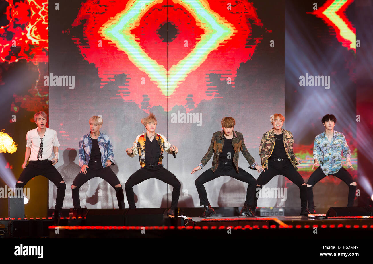 Bts boy band hi-res stock photography and images - Alamy