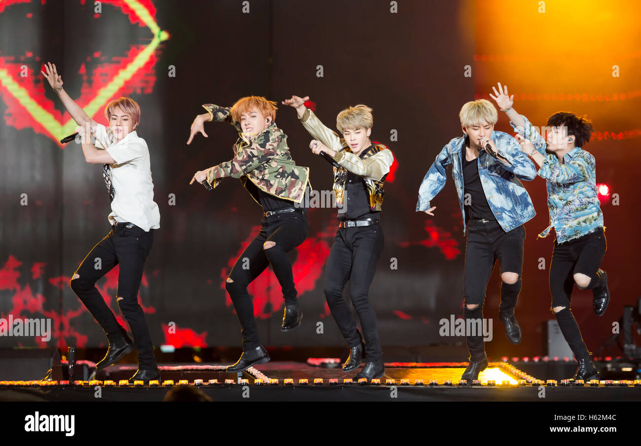 Bts boy band hi-res stock photography and images - Alamy