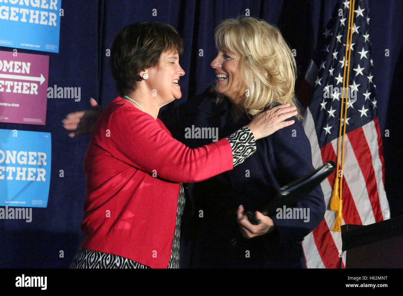 Joe biden hugging hillary clinton hi-res stock photography and images ...
