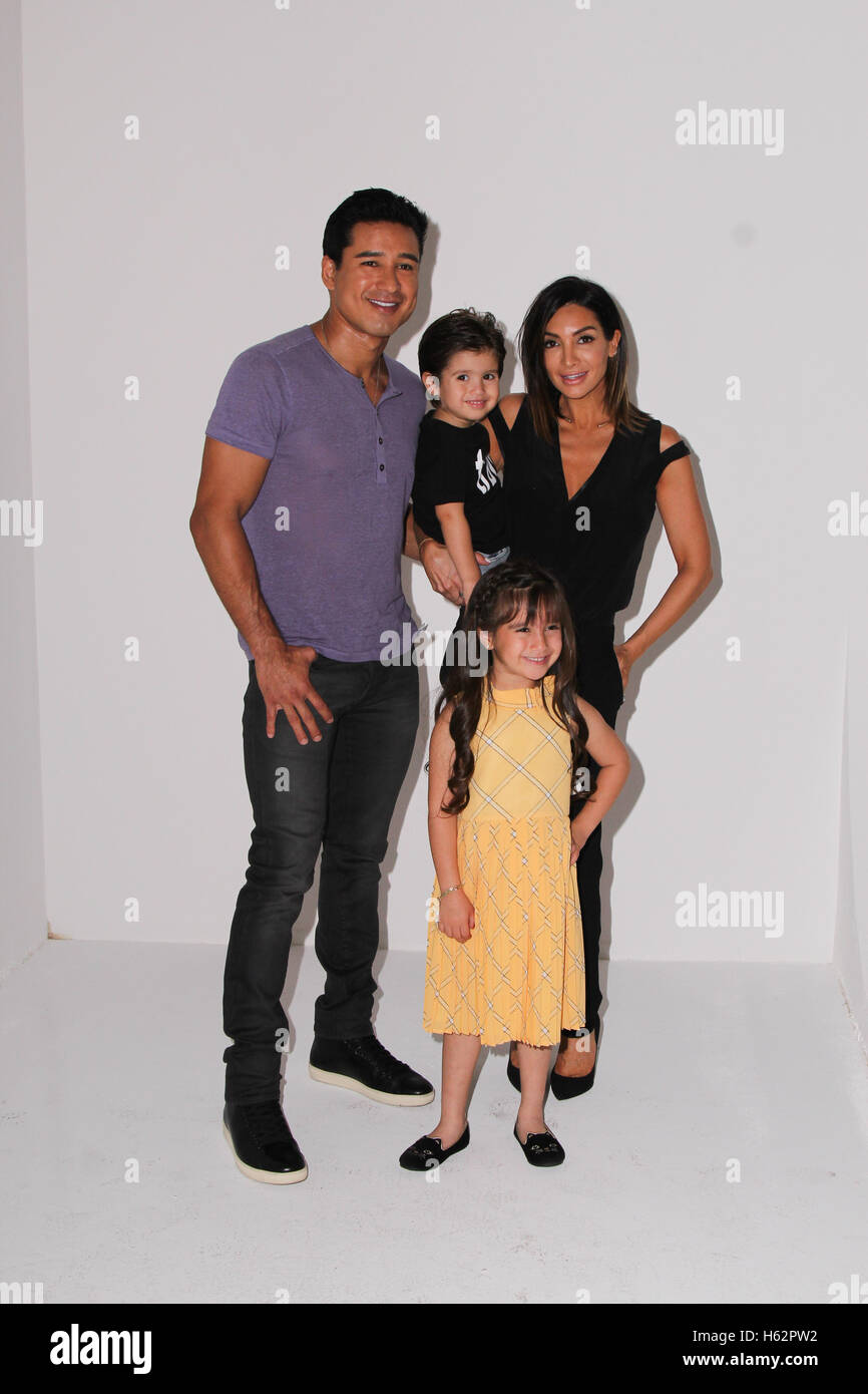 Mario lopez and family hi-res stock photography and images - Alamy