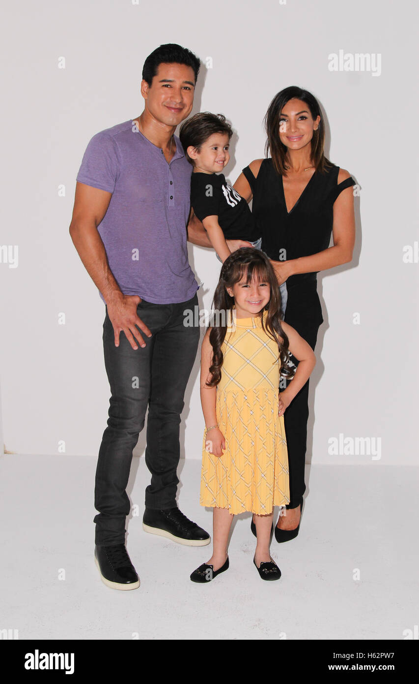 Mario lopez and family hi-res stock photography and images - Alamy