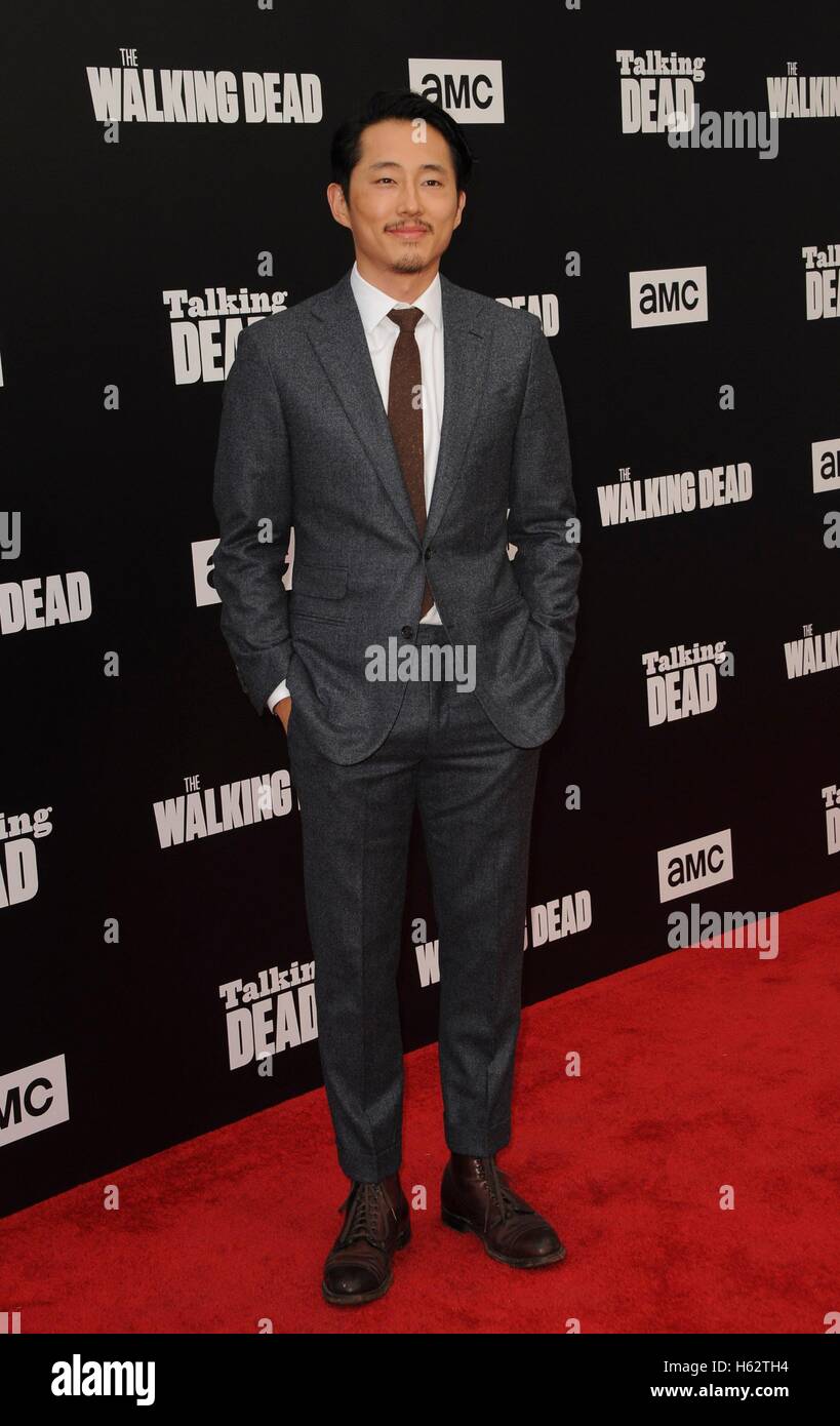 Steven yeun arrivals walking dead hi-res stock photography and images ...