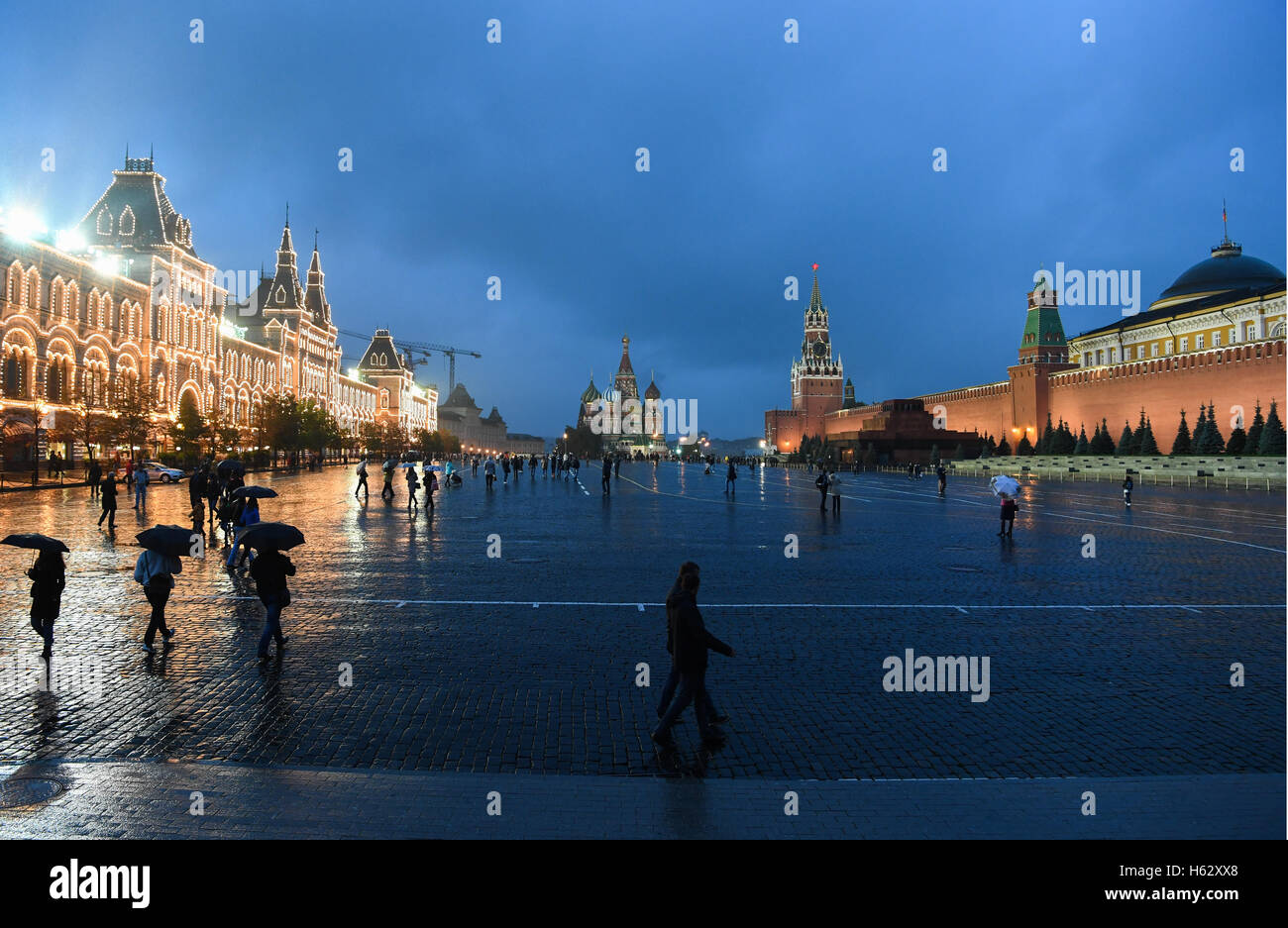 Moscow, Russia. 22nd Sep, 2016. View of the Gum Trading House (l ...
