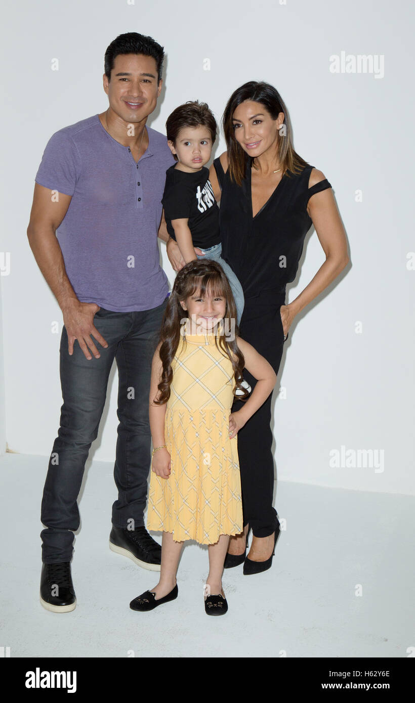 Mario lopez and family hi-res stock photography and images - Alamy