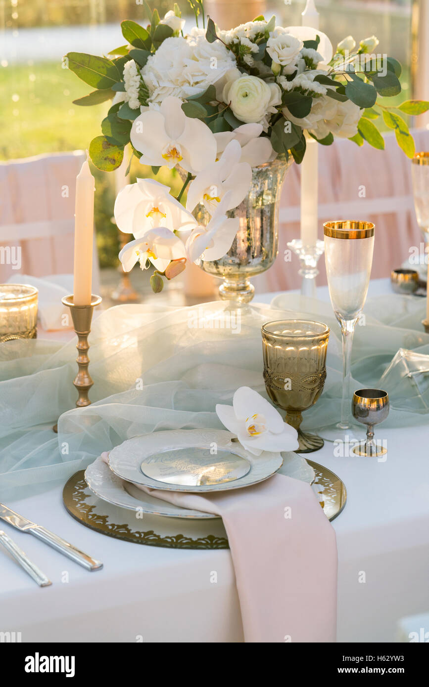 beautifully decorated table with flowers Stock Photo - Alamy