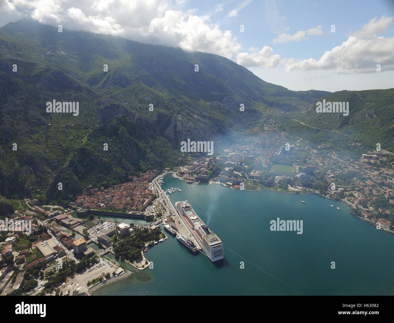Aerial view cruise ship near hi-res stock photography and images - Alamy