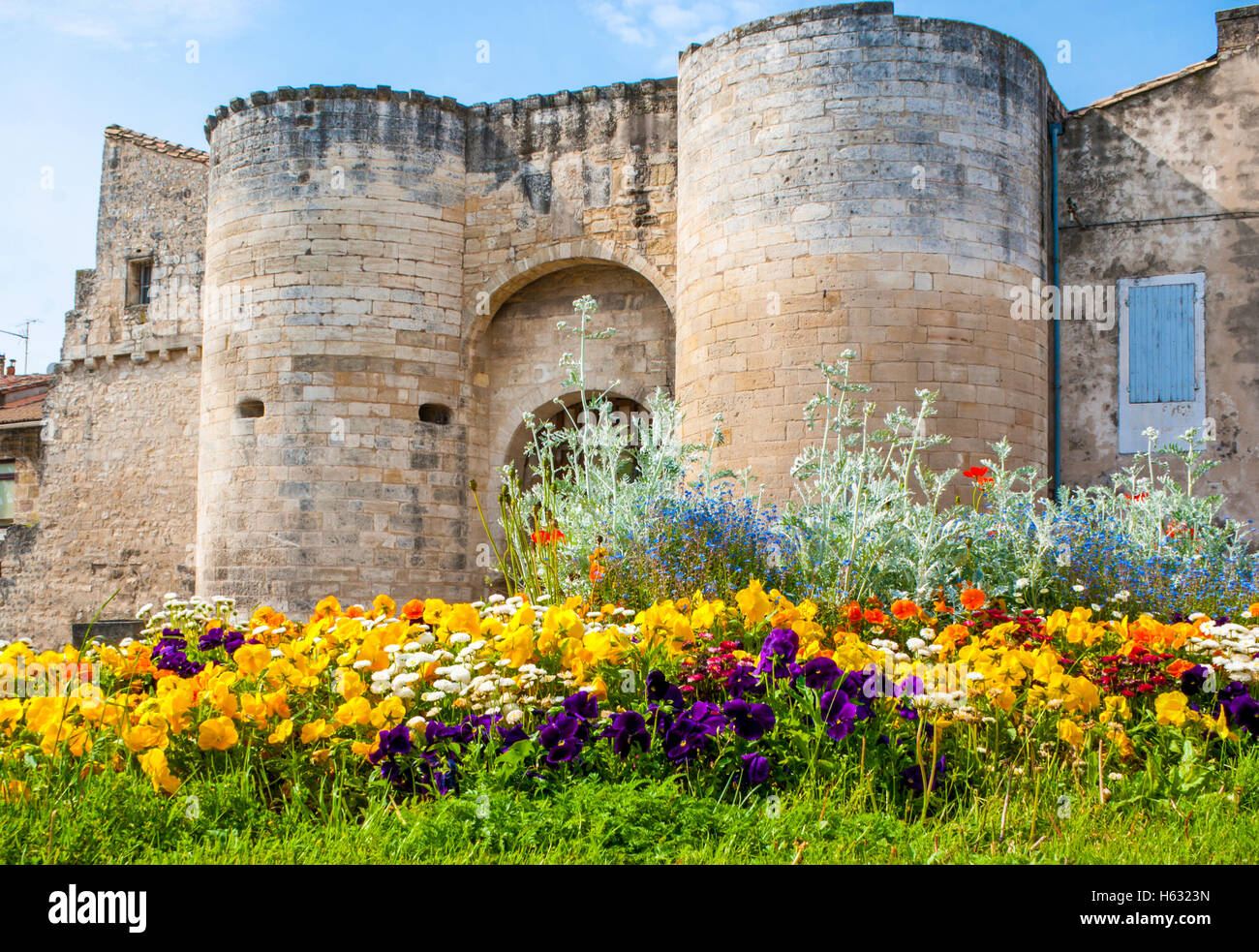 Medieval gates hi-res stock photography and images - Alamy
